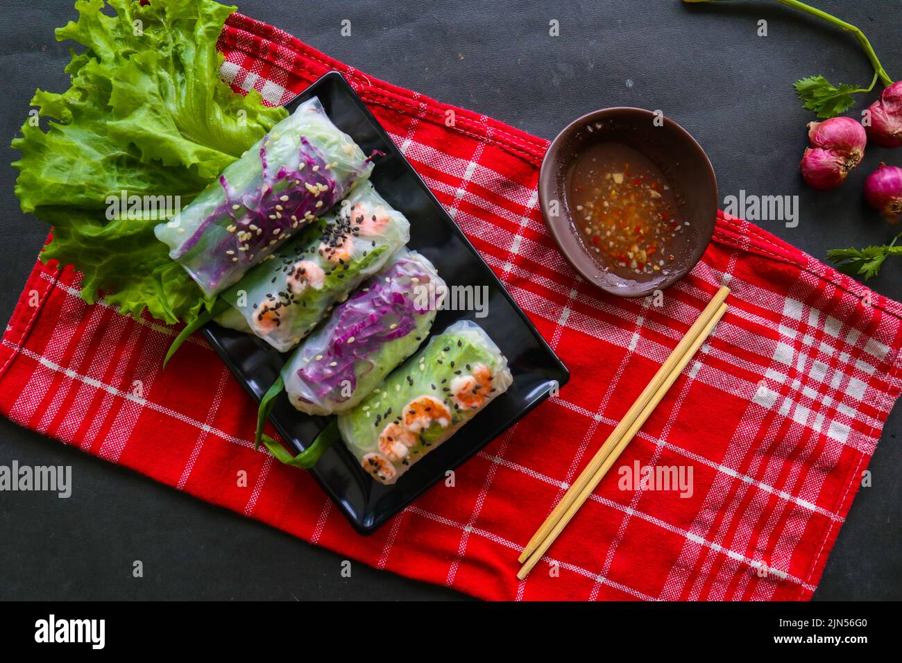 Goi cuon is a traditional spring roll from Vietnam (Vietnamese food ...