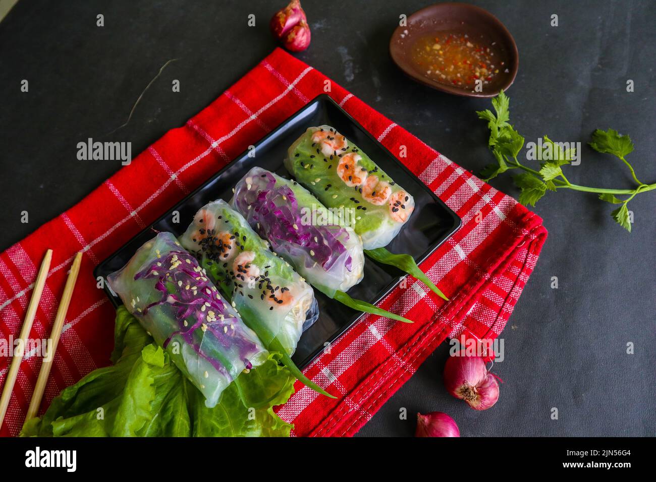Goi cuon is a traditional spring roll from Vietnam (Vietnamese food ...