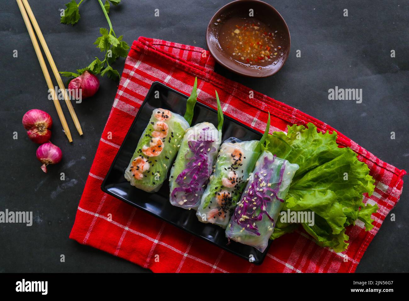 Goi cuon is a traditional spring roll from Vietnam (Vietnamese food ...