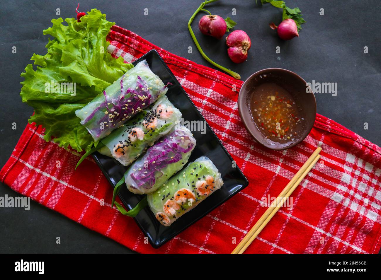 Goi cuon is a traditional spring roll from Vietnam (Vietnamese food ...