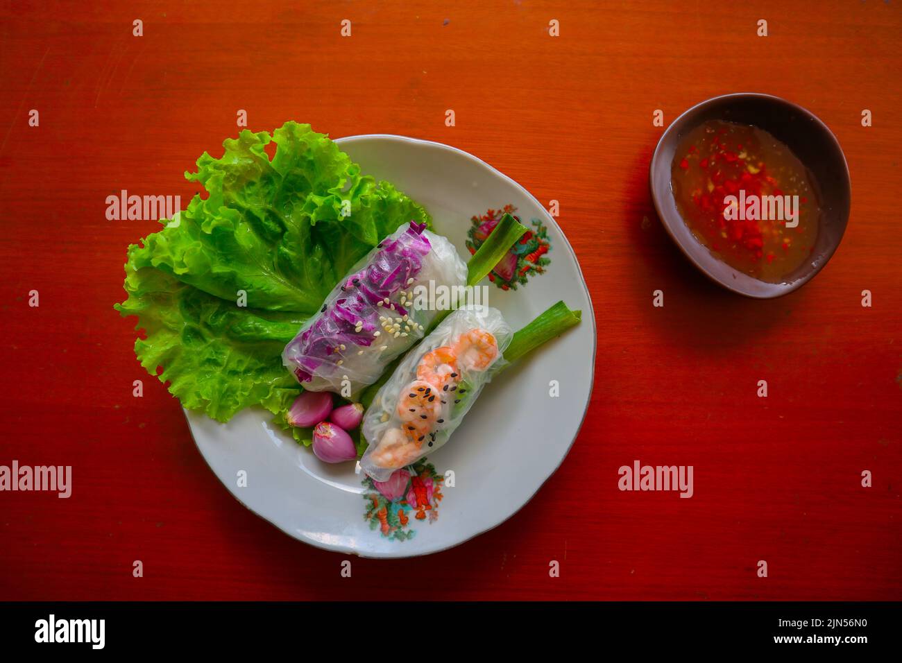 Goi cuon is a traditional spring roll from Vietnam (Vietnamese food ...