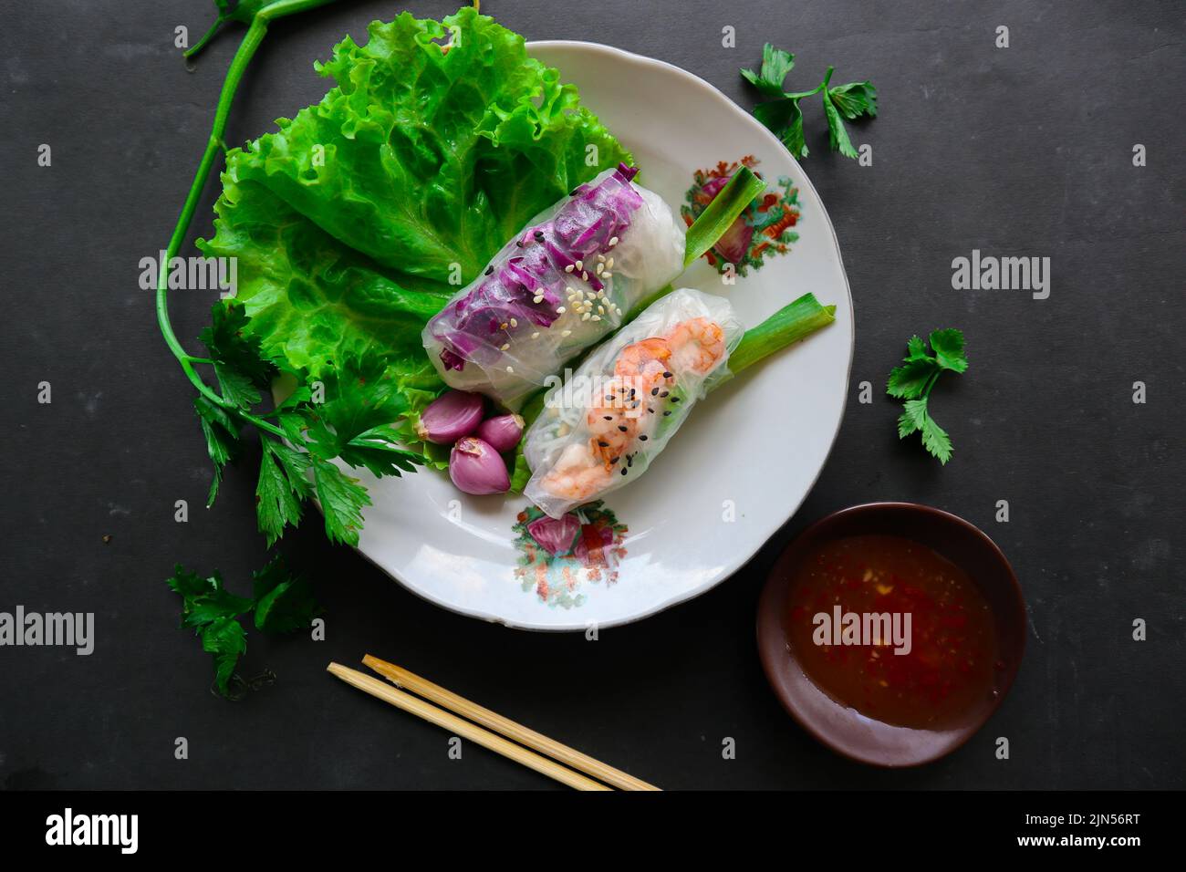 Goi cuon is a traditional spring roll from Vietnam (Vietnamese food ...