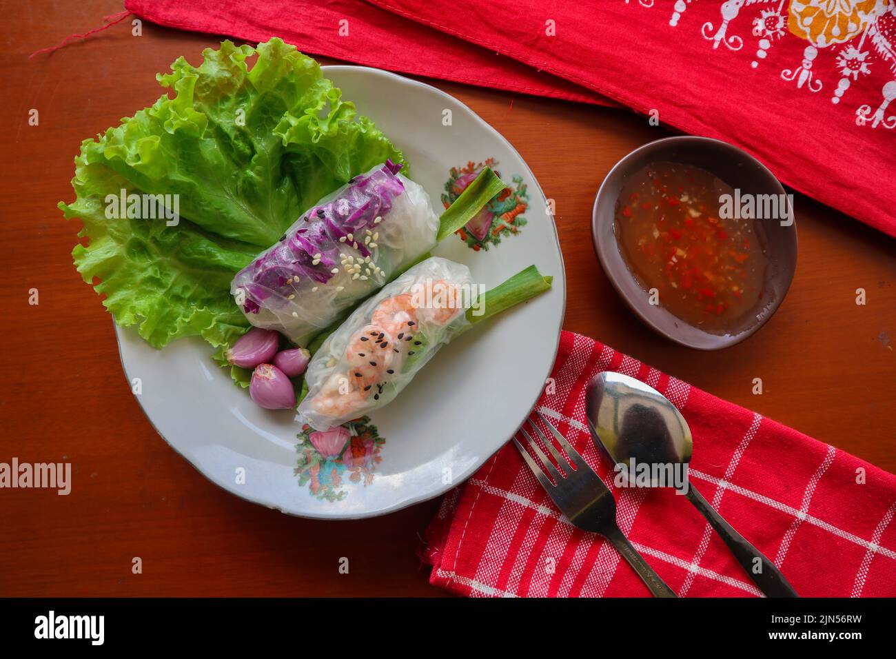 Goi cuon is a traditional spring roll from Vietnam (Vietnamese food ...
