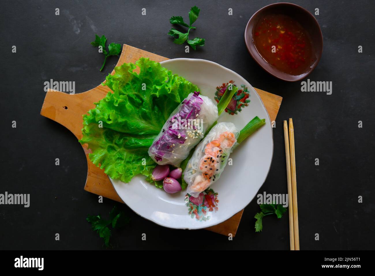 Goi cuon is a traditional spring roll from Vietnam (Vietnamese food ...