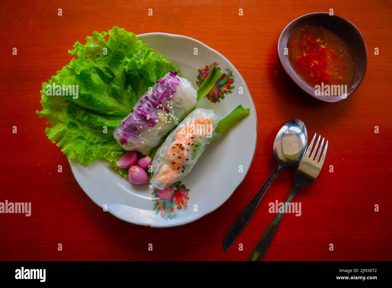 Goi cuon is a traditional spring roll from Vietnam (Vietnamese food ...