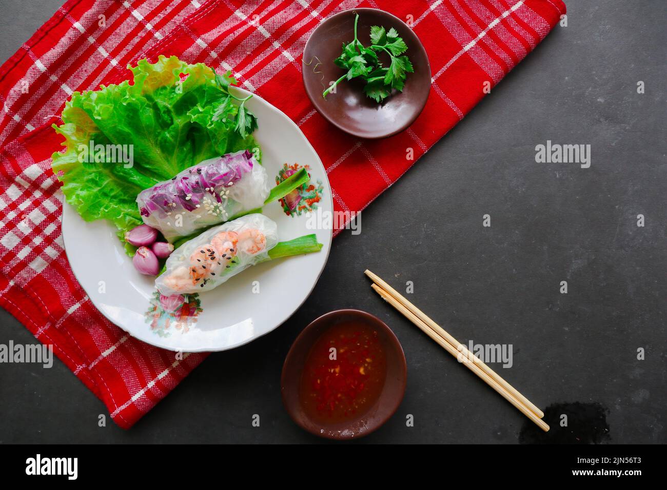 Goi cuon is a traditional spring roll from Vietnam (Vietnamese food ...