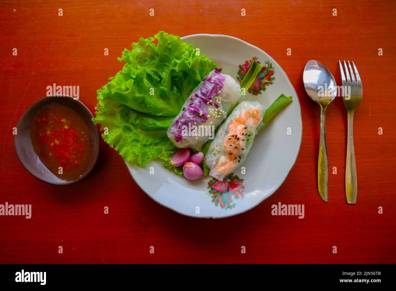 Goi cuon is a traditional spring roll from Vietnam (Vietnamese food ...