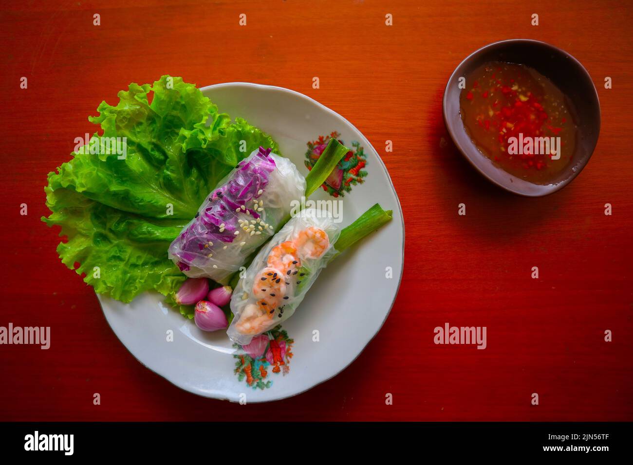 Goi cuon is a traditional spring roll from Vietnam (Vietnamese food ...