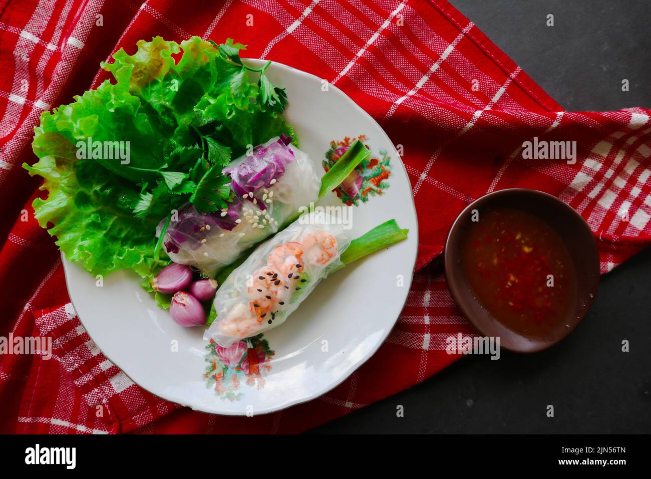 Goi cuon is a traditional spring roll from Vietnam (Vietnamese food ...