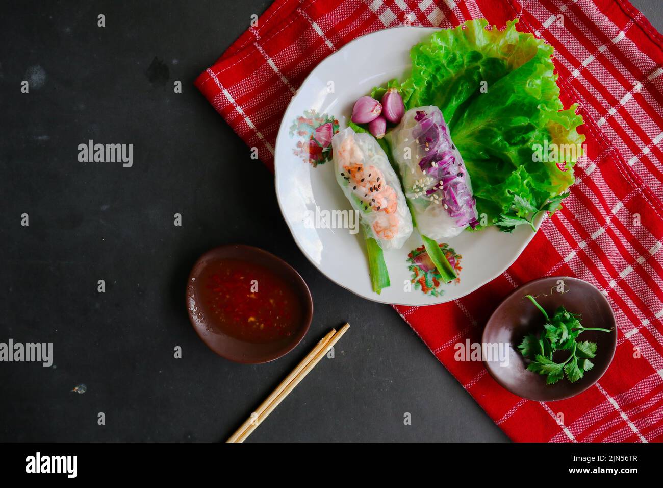 Goi cuon is a traditional spring roll from Vietnam (Vietnamese food ...