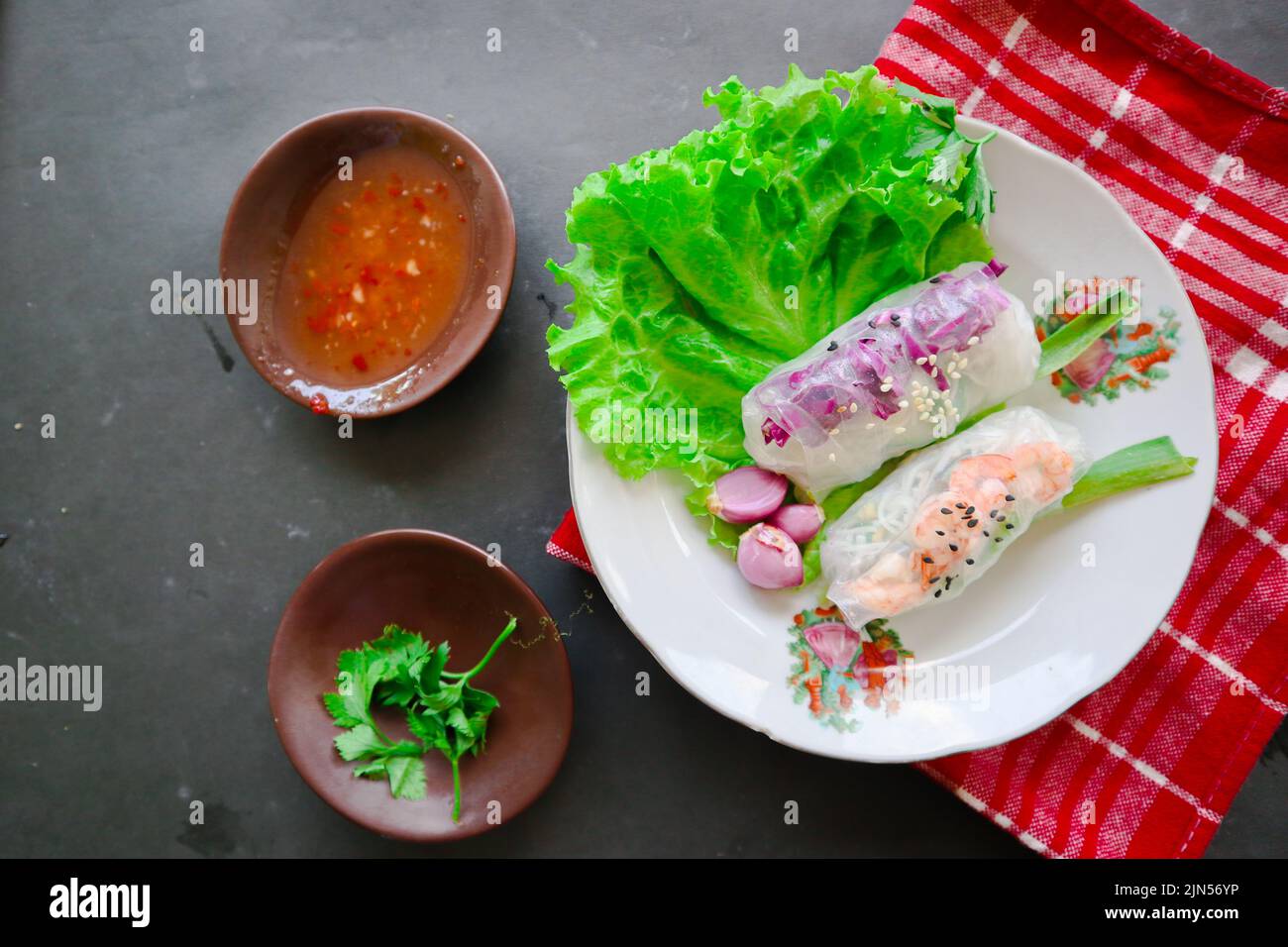 Goi cuon is a traditional spring roll from Vietnam (Vietnamese food ...