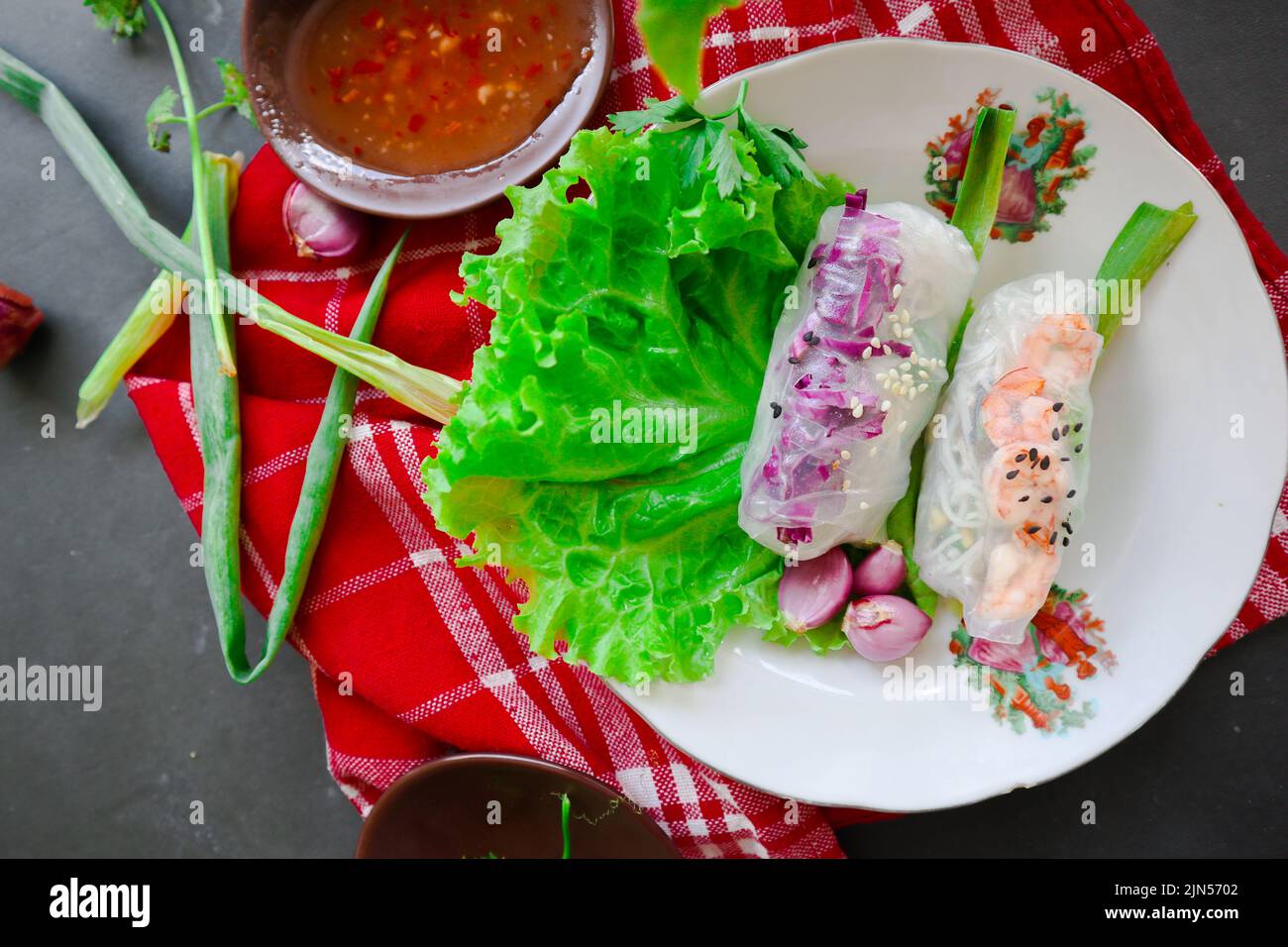 Goi cuon is a traditional spring roll from Vietnam (Vietnamese food ...