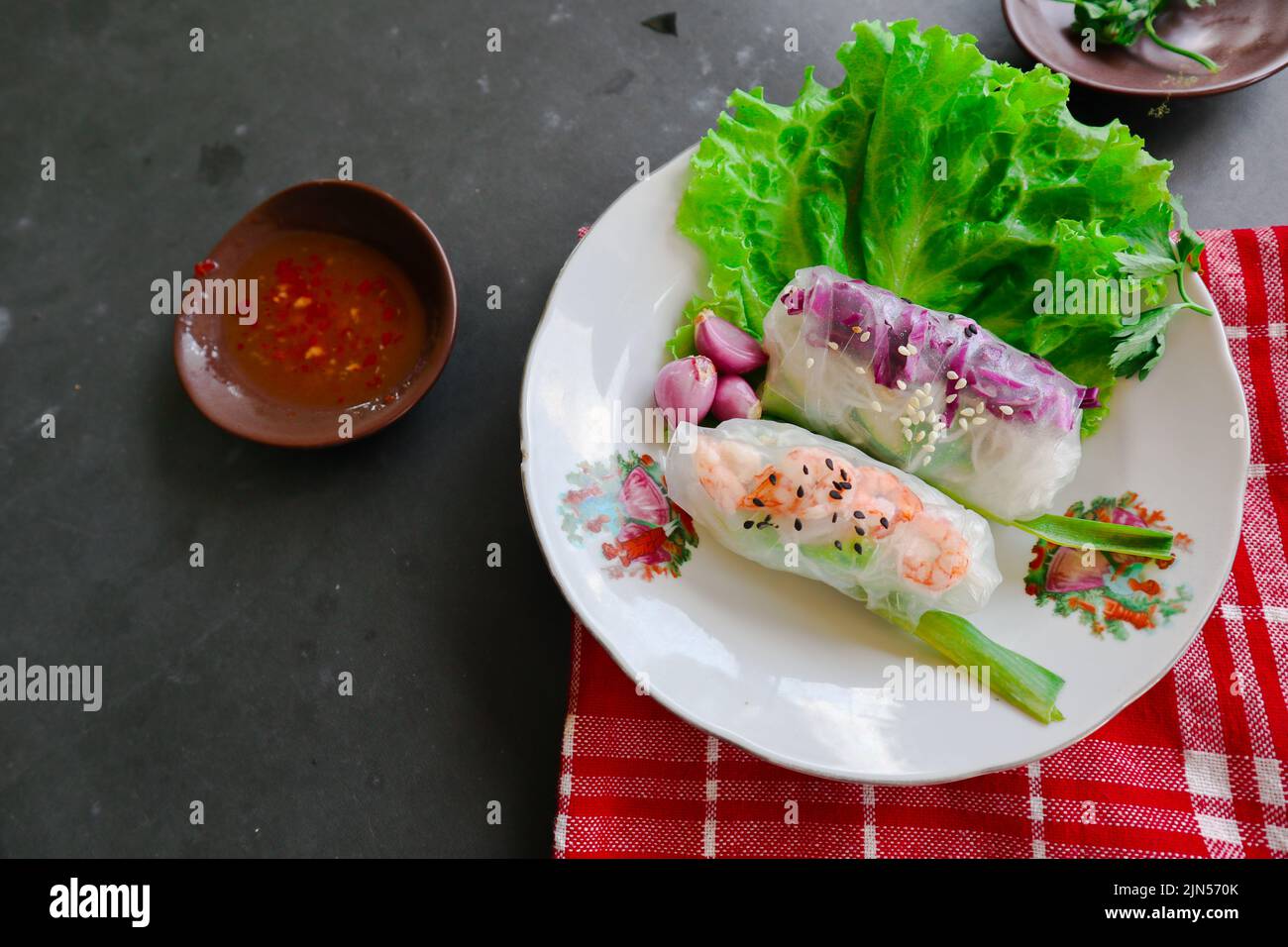 Goi cuon is a traditional spring roll from Vietnam (Vietnamese food ...