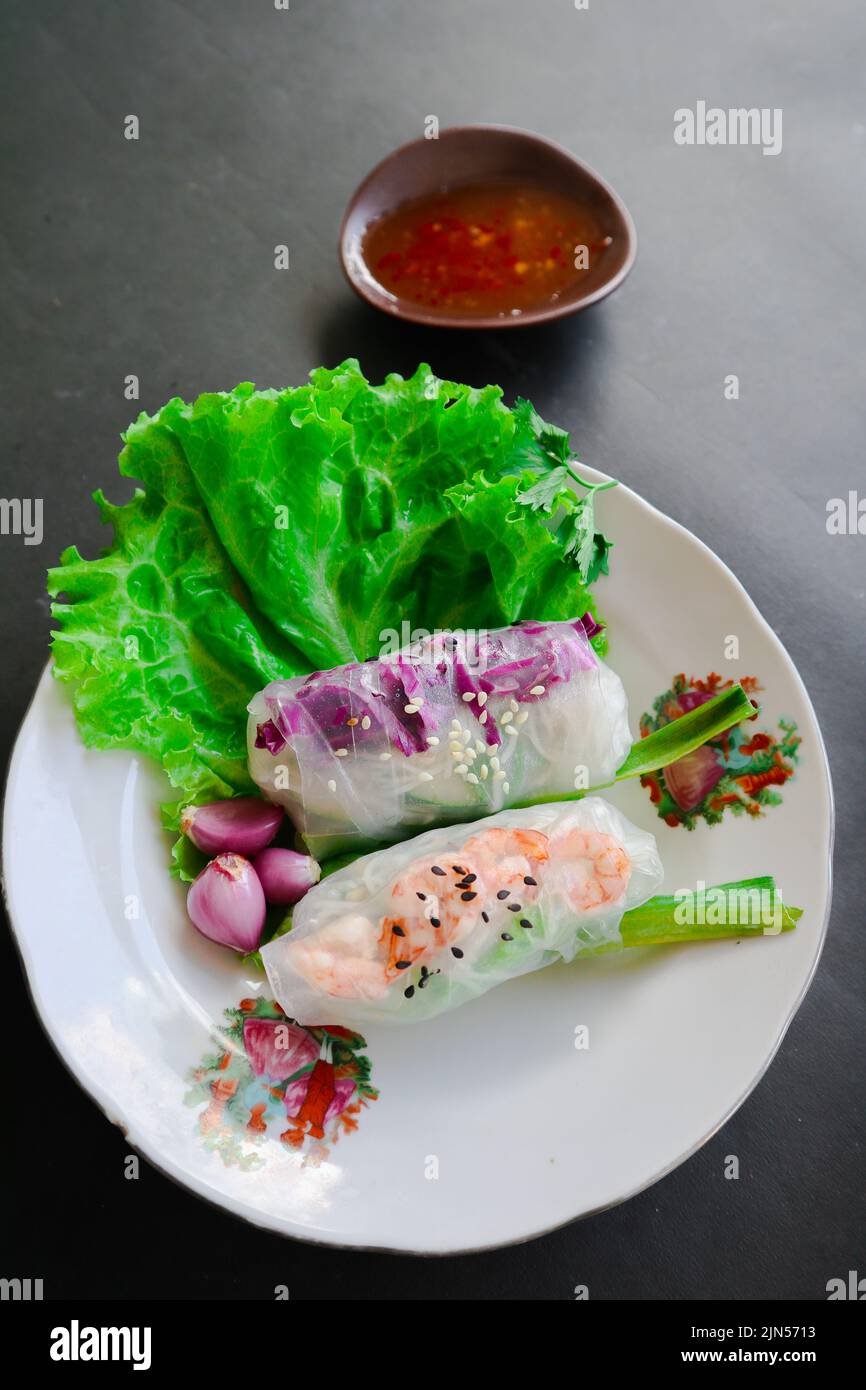 Goi cuon is a traditional spring roll from Vietnam (Vietnamese food ...