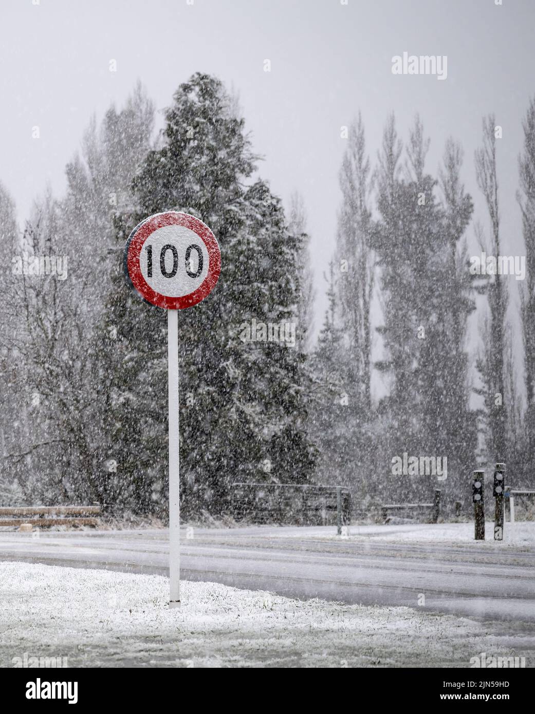 100km sign hi-res stock photography and images - Alamy