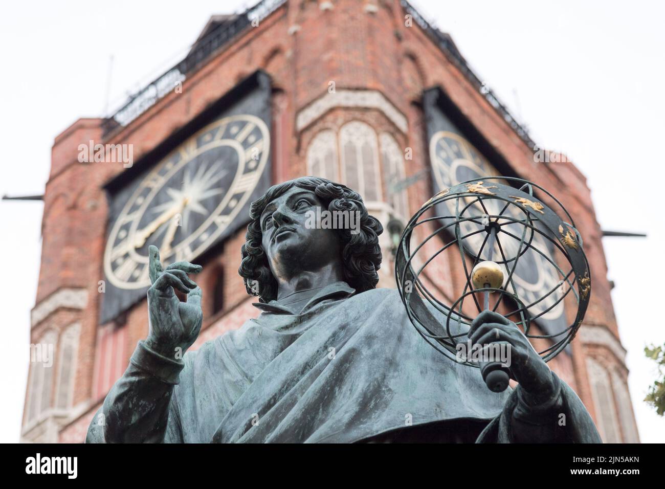 Statue of Nicolaus Copernicus and Old City Hall in Torun Old Town ...