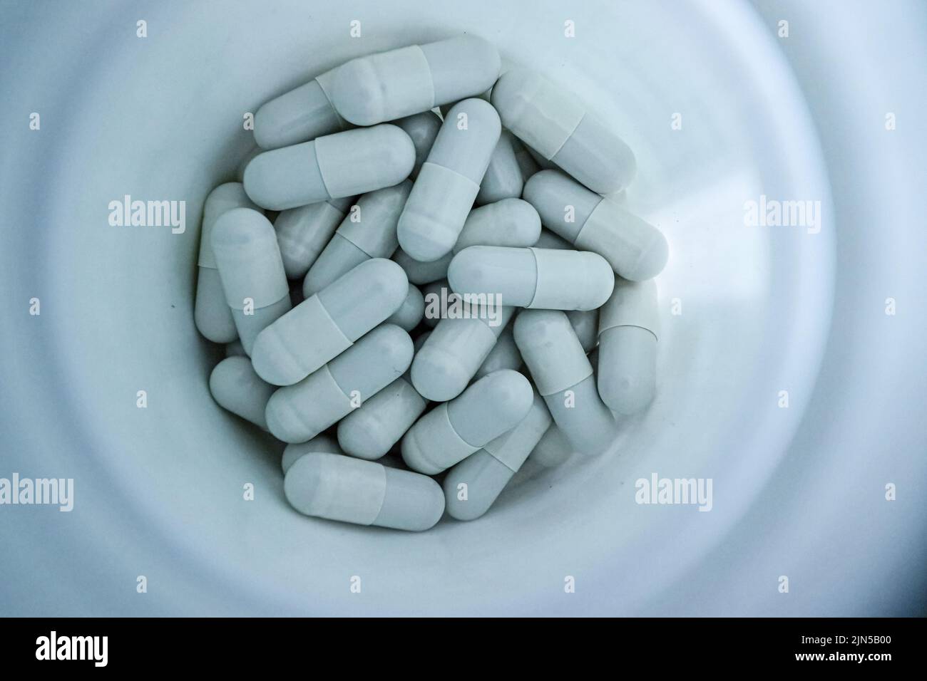 White Semi-transparent Vegetable Cellulose Capsules in white container ...