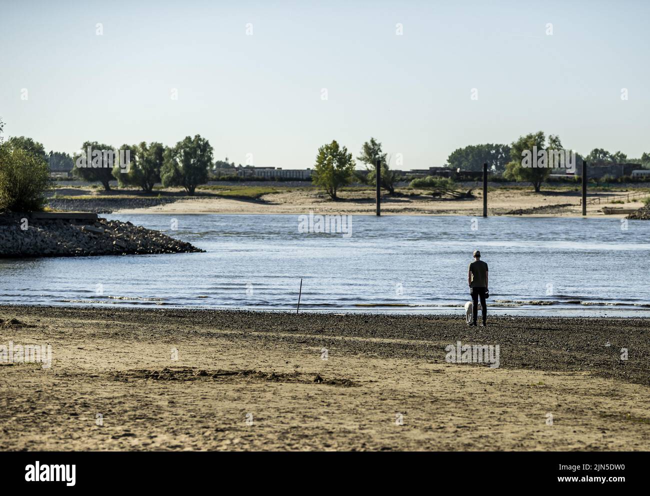 2022-08-09 09:36:32 MORNING - A low water level in the Meuse. The ...