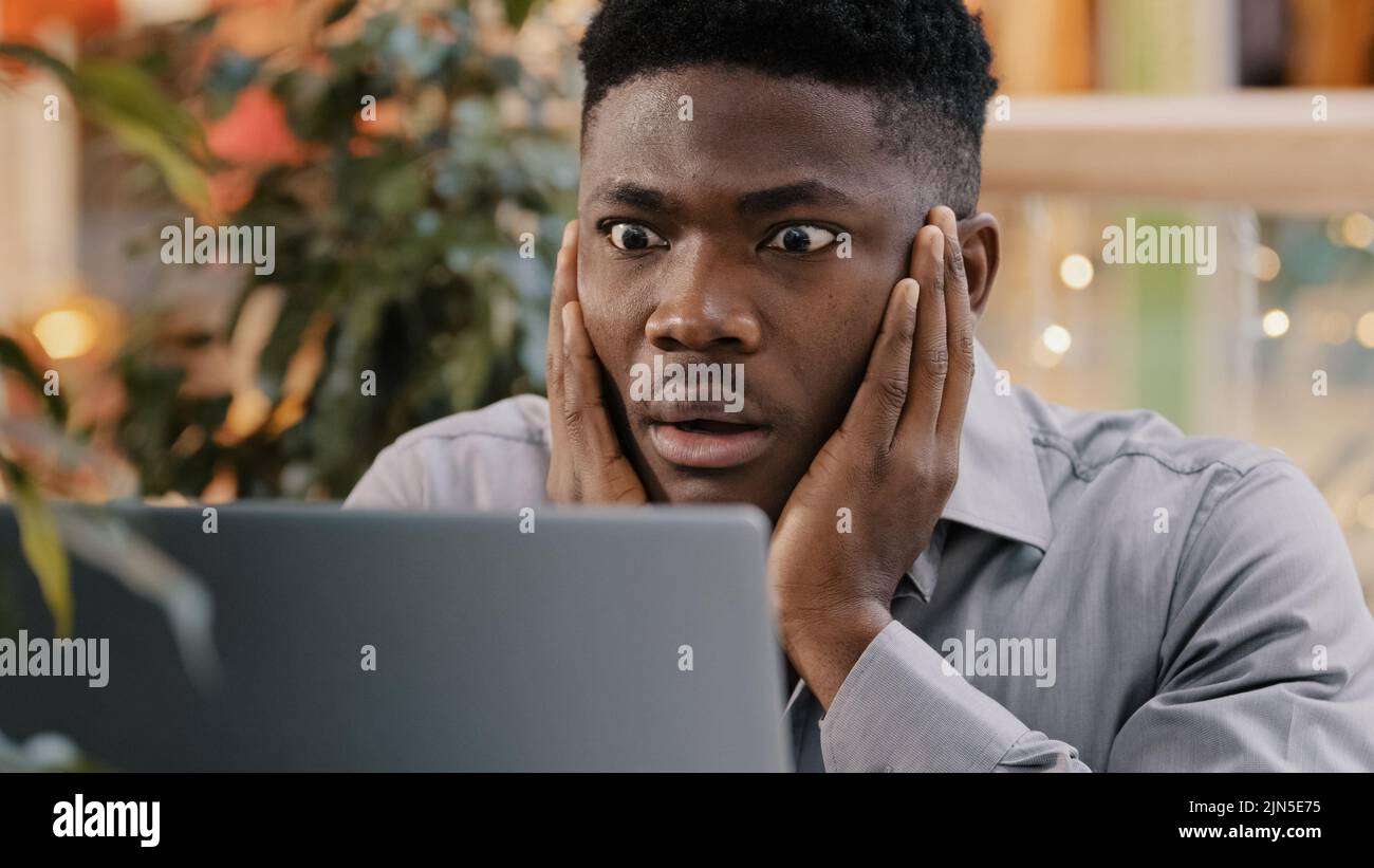 Man looking shocked computer hi-res stock photography and images - Alamy