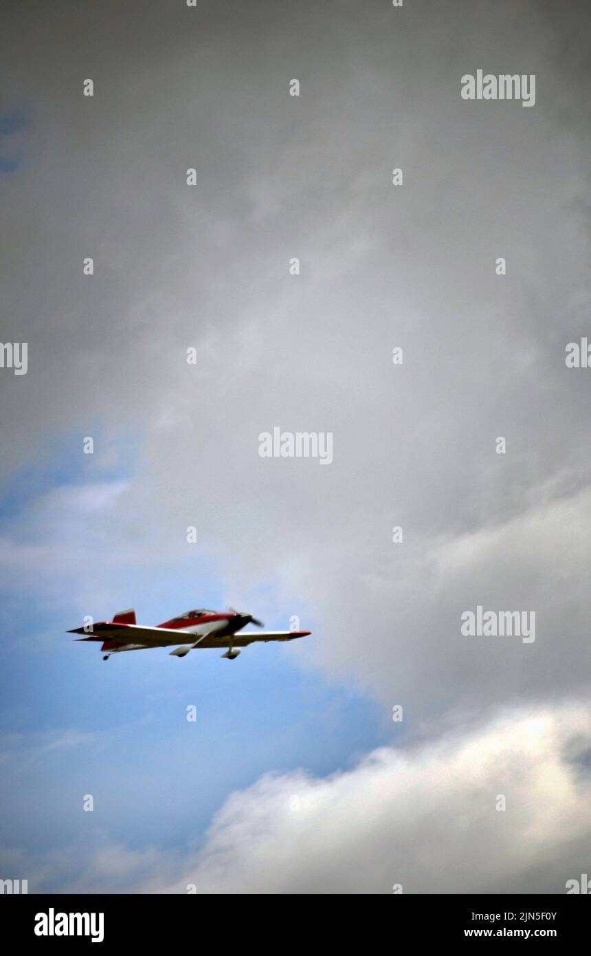 small aeroplane flying low Stock Photo - Alamy