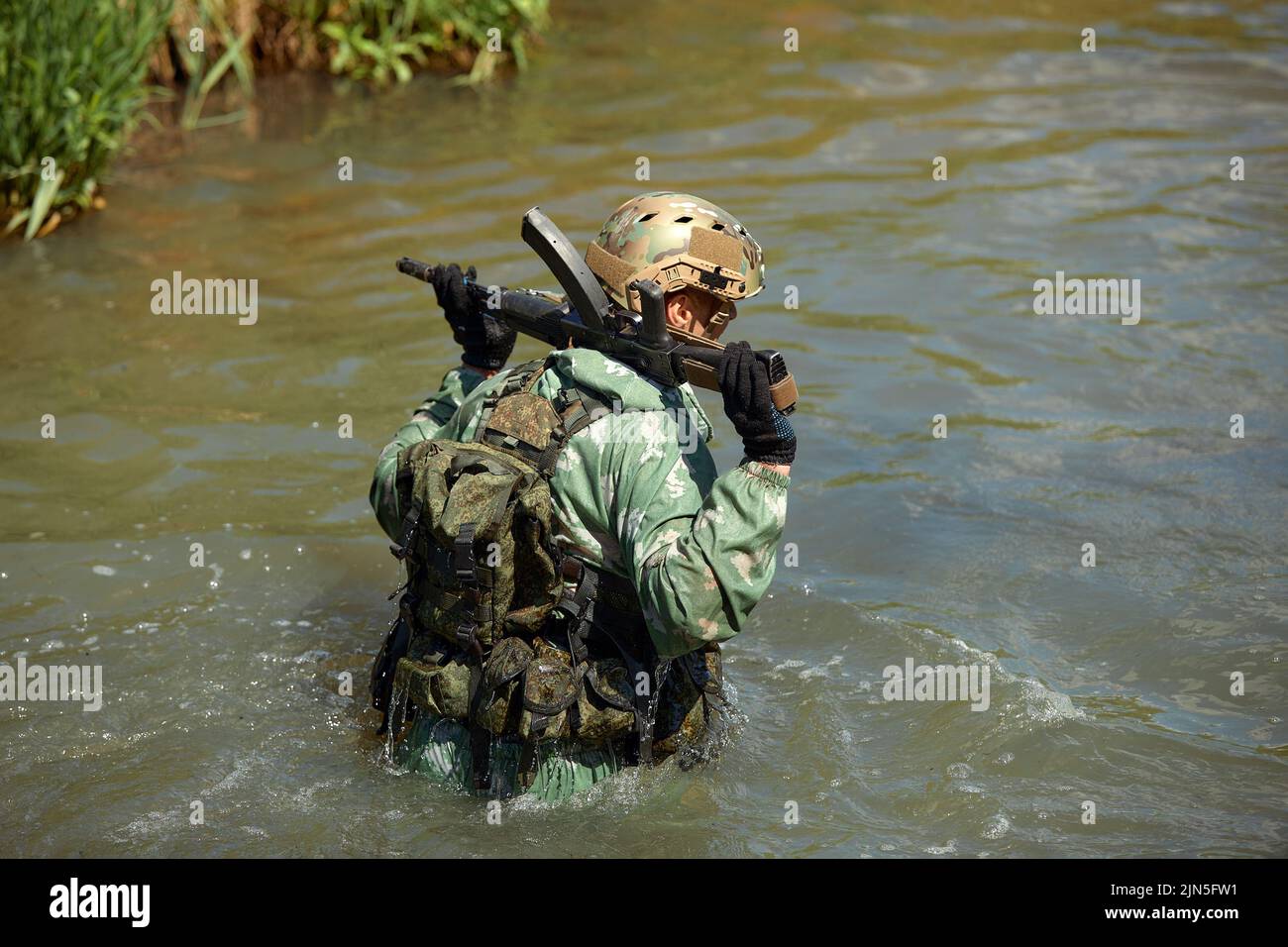 Full military experience - One day commando - running through the water ...