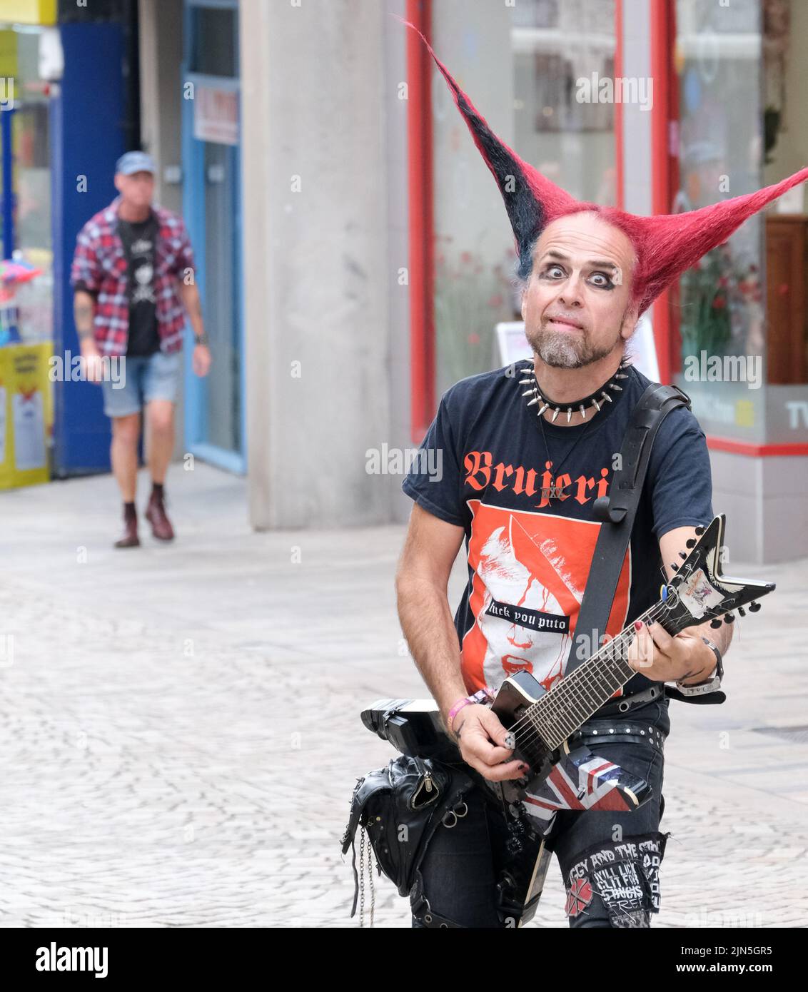 Blackpool, Lancashire, UK August 6 2022 A street guitarist with ...