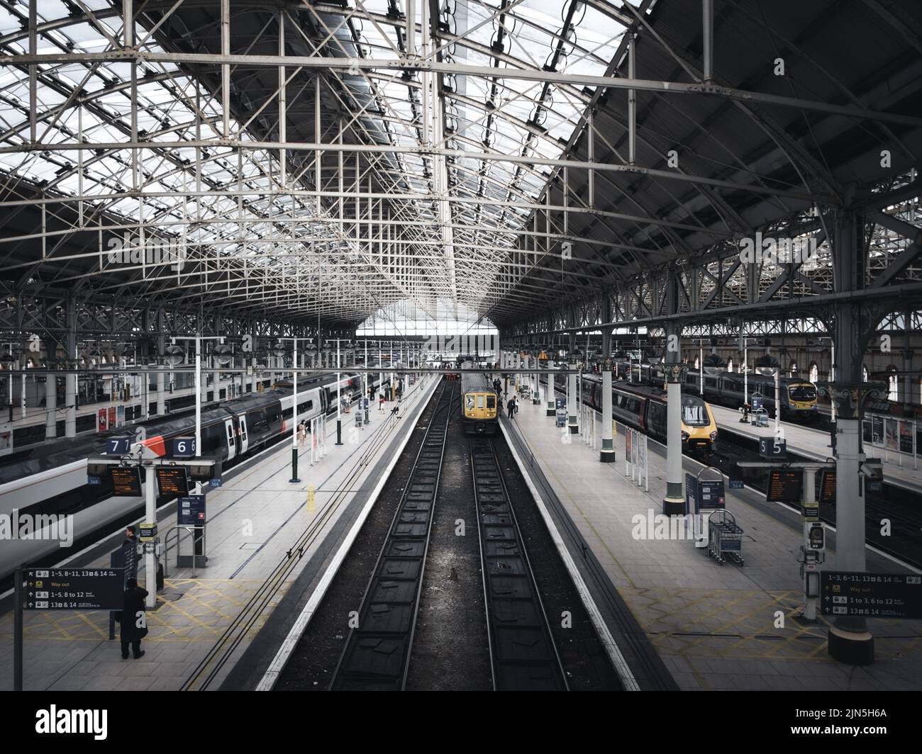 Manchester piccadilly station main railway hi-res stock photography and ...
