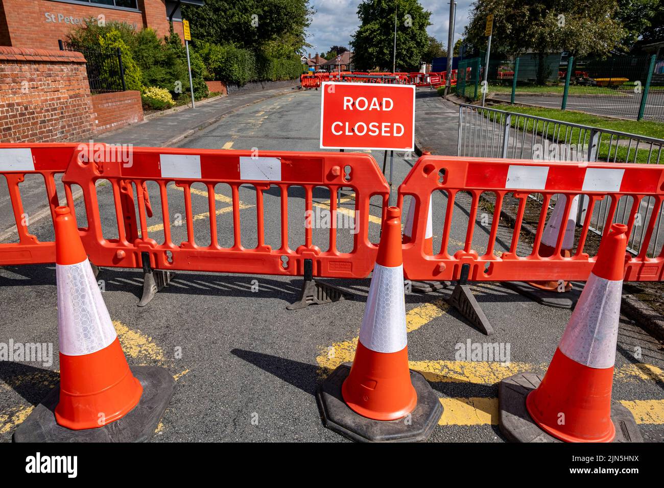 Road closed warning traffic sign Stock Photo - Alamy