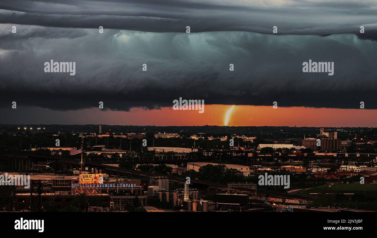 Lightning birds hi-res stock photography and images - Alamy