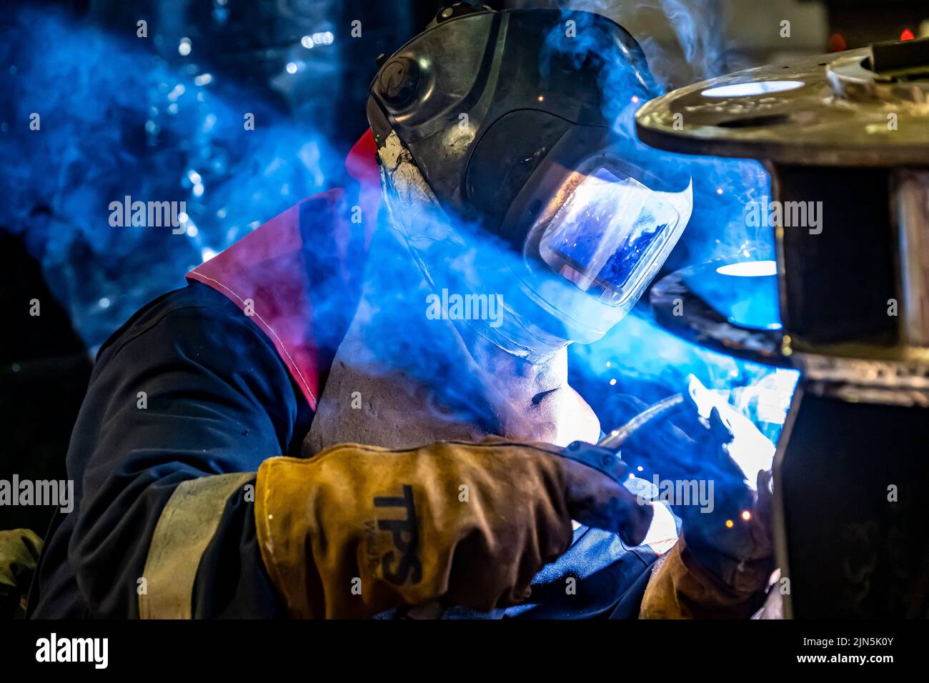 Welders in action Stock Photo - Alamy