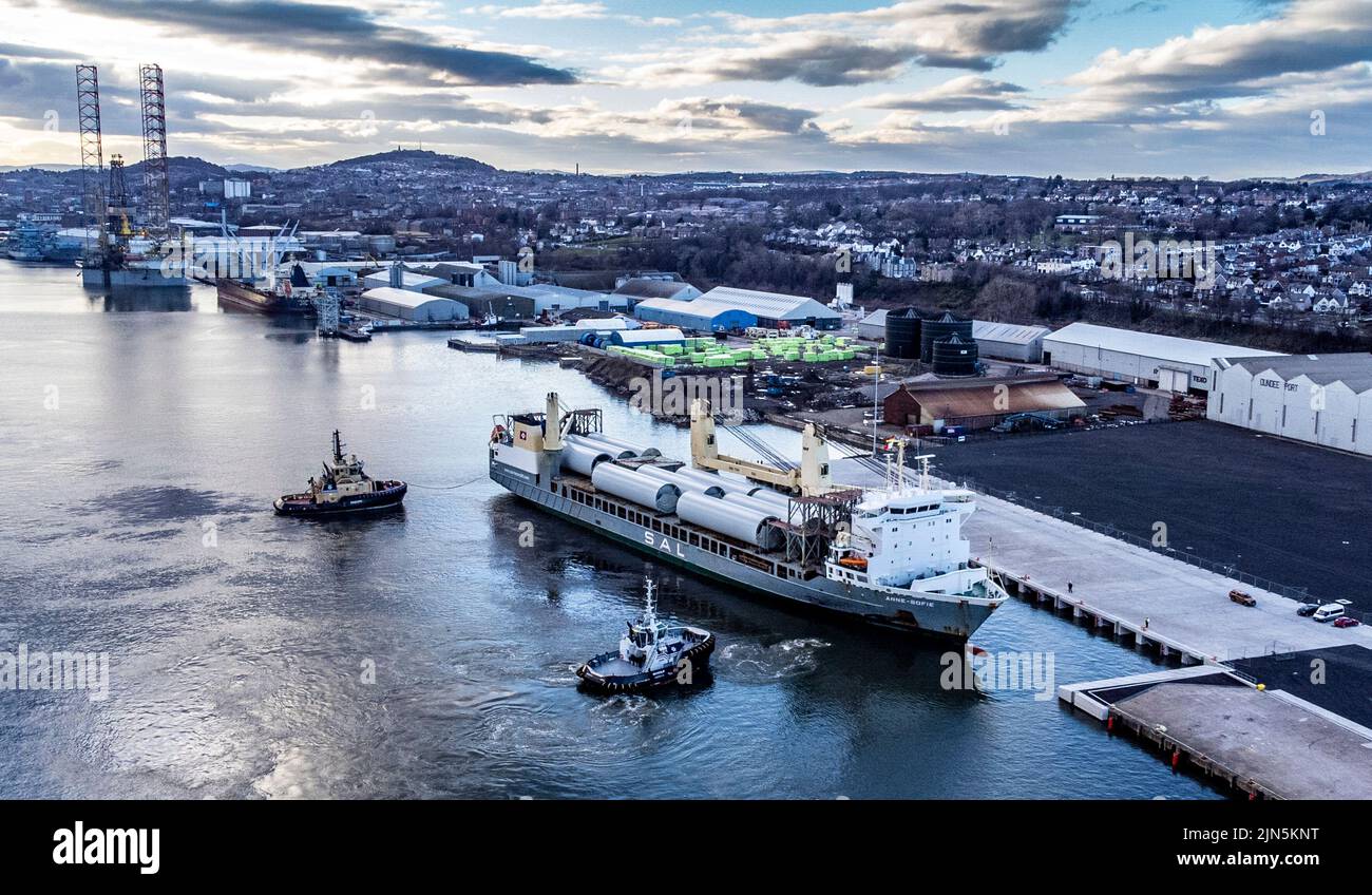 Ship unloading cargo at dock Stock Photo - Alamy