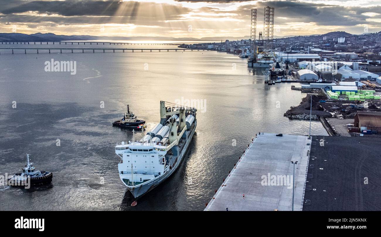 Ship unloading cargo at dock Stock Photo - Alamy