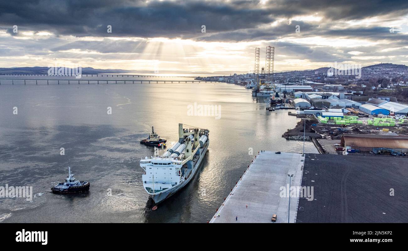 Ship unloading cargo at dock Stock Photo - Alamy