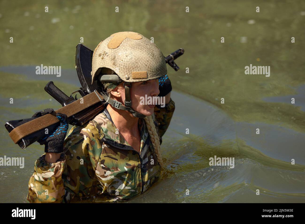 Full military experience - One day commando - running through the water ...