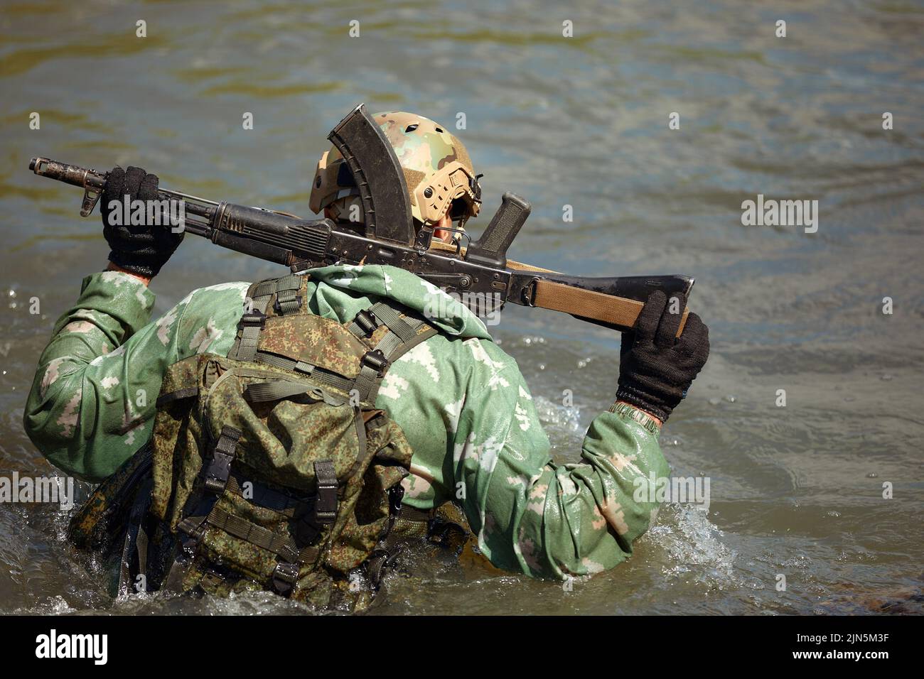 Full military experience - One day commando - running through the water ...