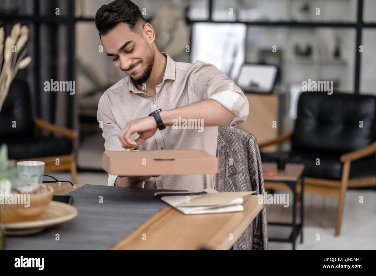 Opening sit hi-res stock photography and images - Alamy