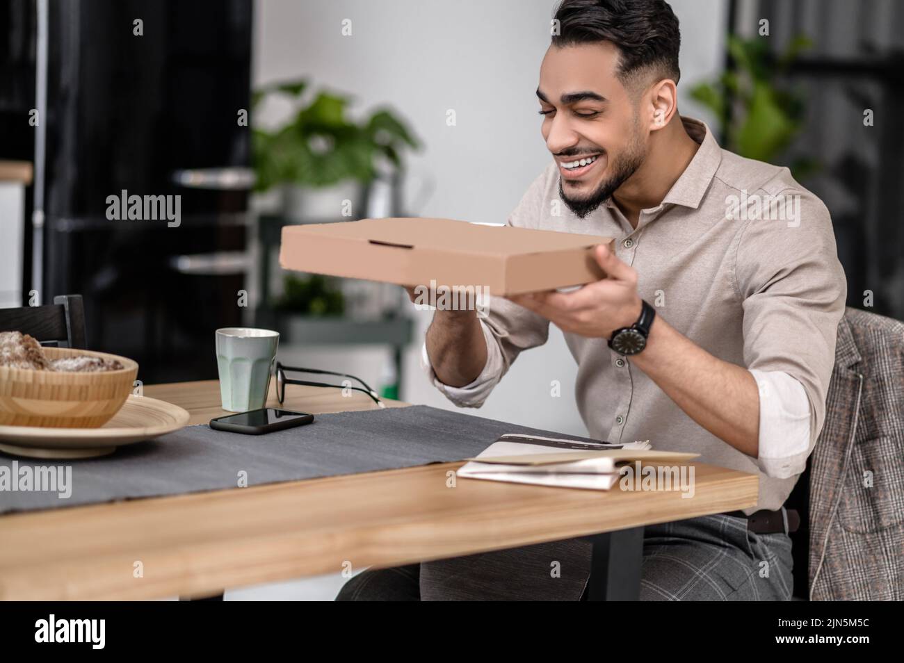 Man holding pizza hi-res stock photography and images - Alamy