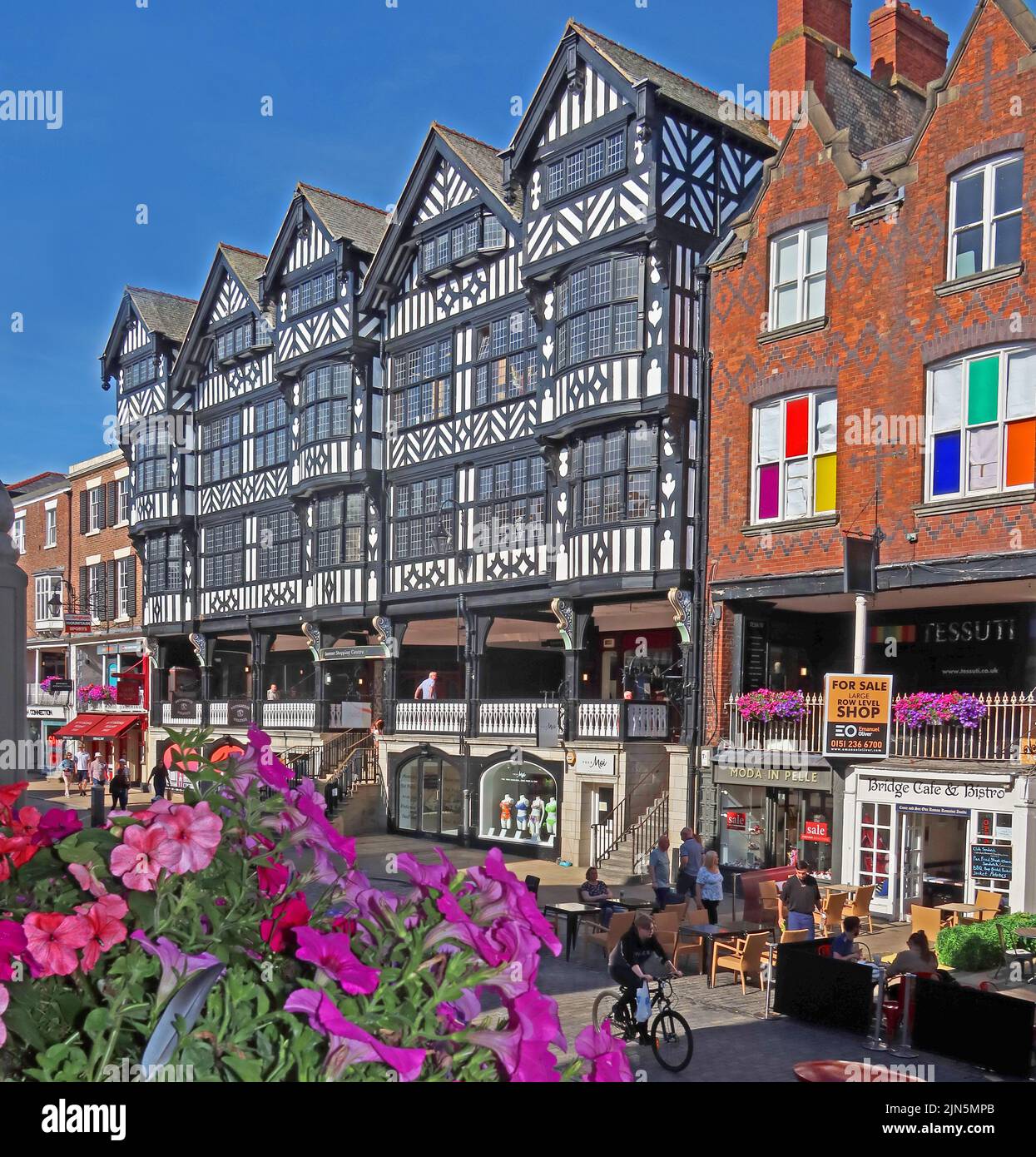 Main entrance showing Rows, Grosvenor shopping centre mall, Bridge ...