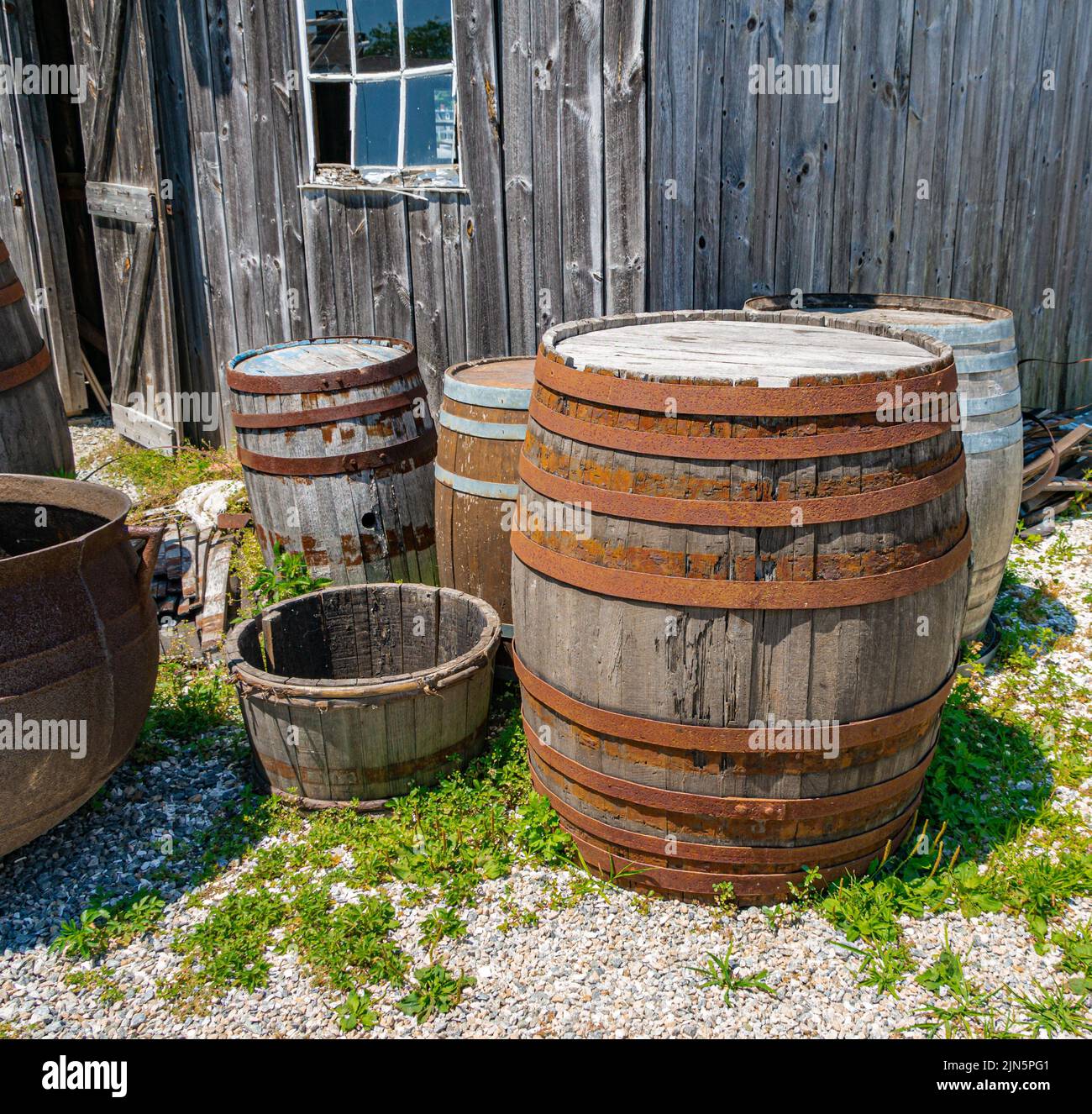 Antique wooden barrel rusting away Stock Photo - Alamy Antique wooden barrel rusting away Stock Photo - Alamy