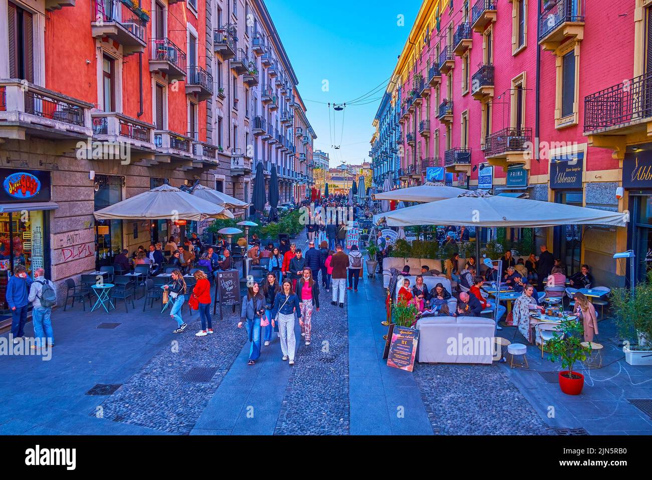 Cafe milan crowds hi-res stock photography and images - Alamy