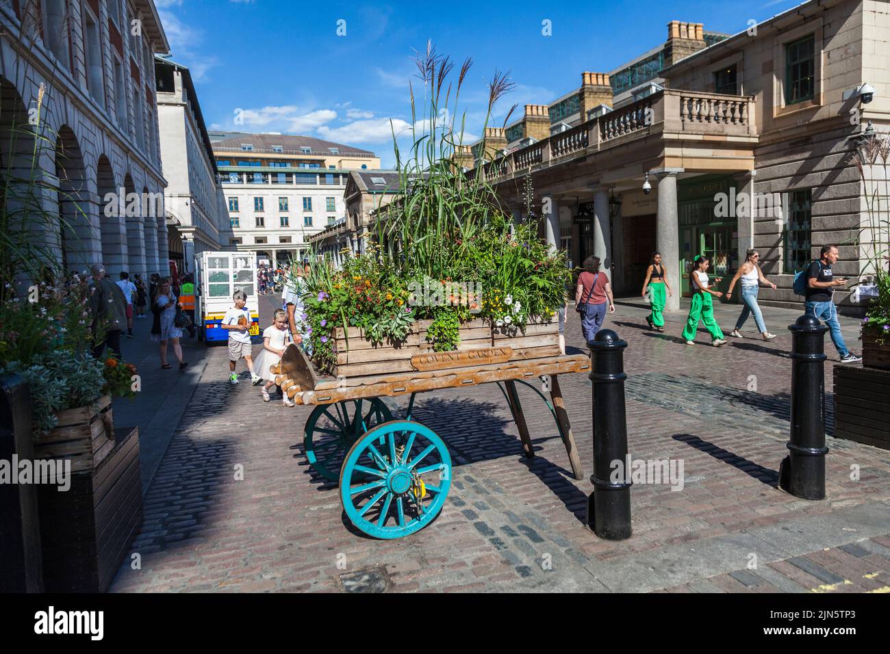 Busy street scene in covent hi-res stock photography and images - Alamy