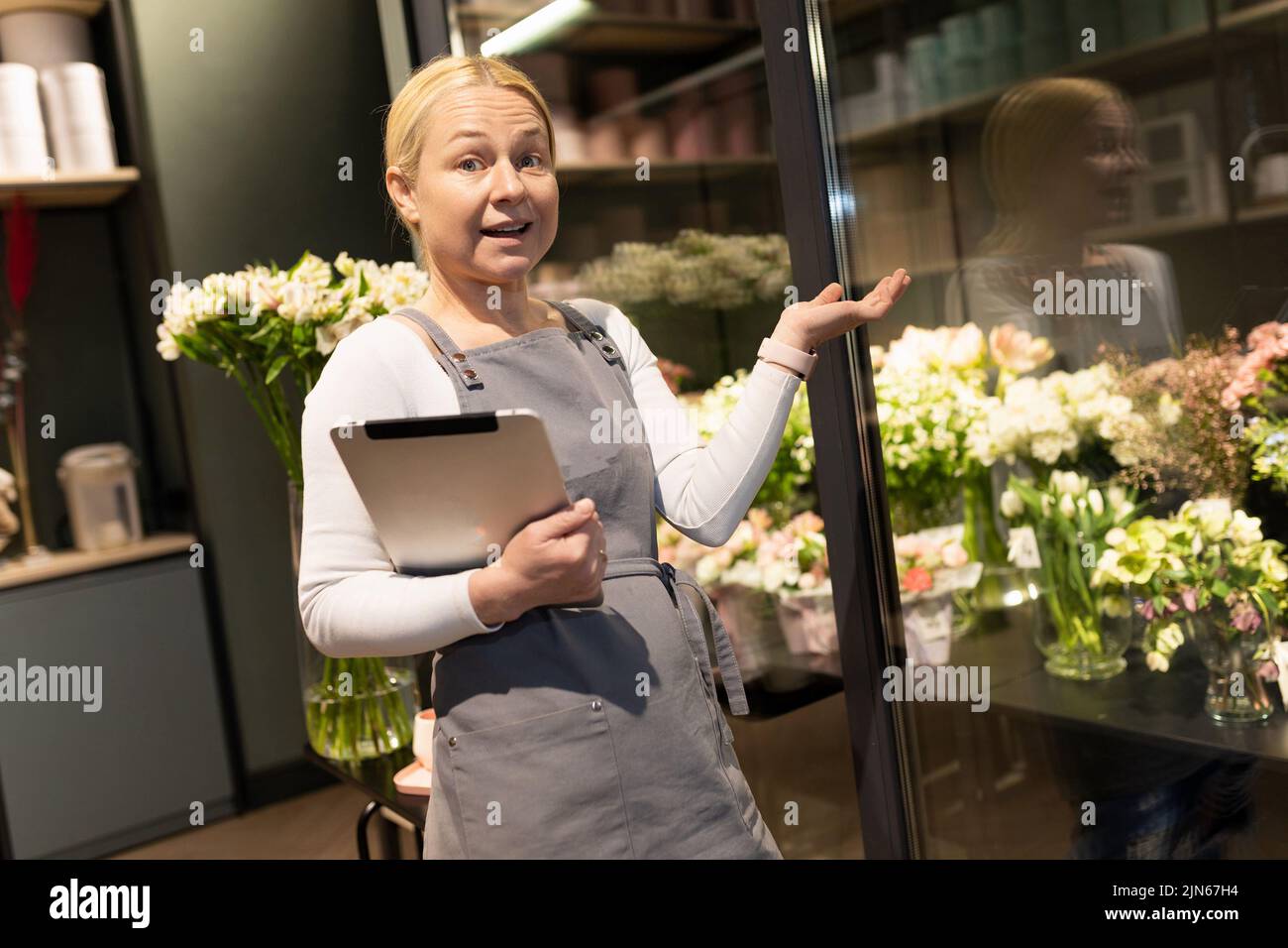 Chinese female shop assistant hi-res stock photography and images - Alamy