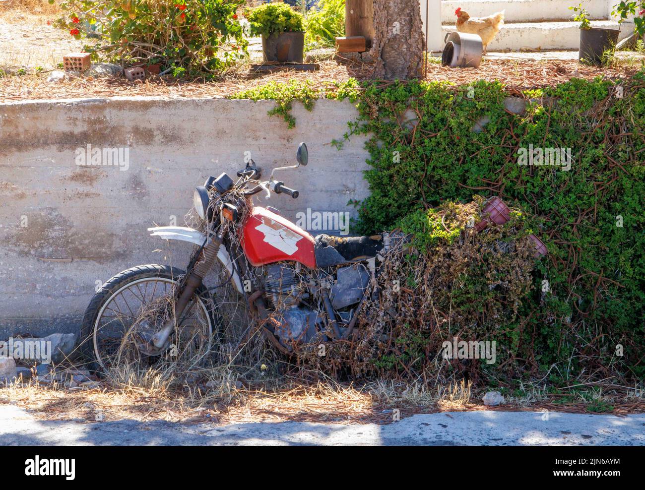 Disused motorbike hi-res stock photography and images - Alamy