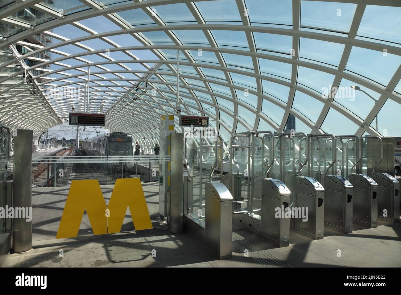 Ticket machines and barriers onto the RET Metro station platforms at ...