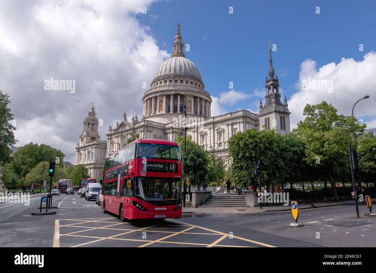 London bus in front of St.Paul`s Cathedral, taken 20th May 2022 Stock ...