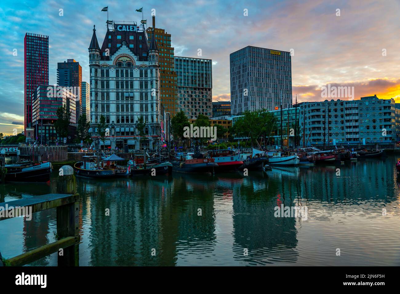 Rotterdam city centre, Oudehaven, historic harbour, The White House ...