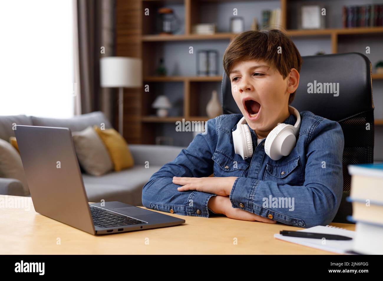 Boring lecture hi-res stock photography and images - Alamy