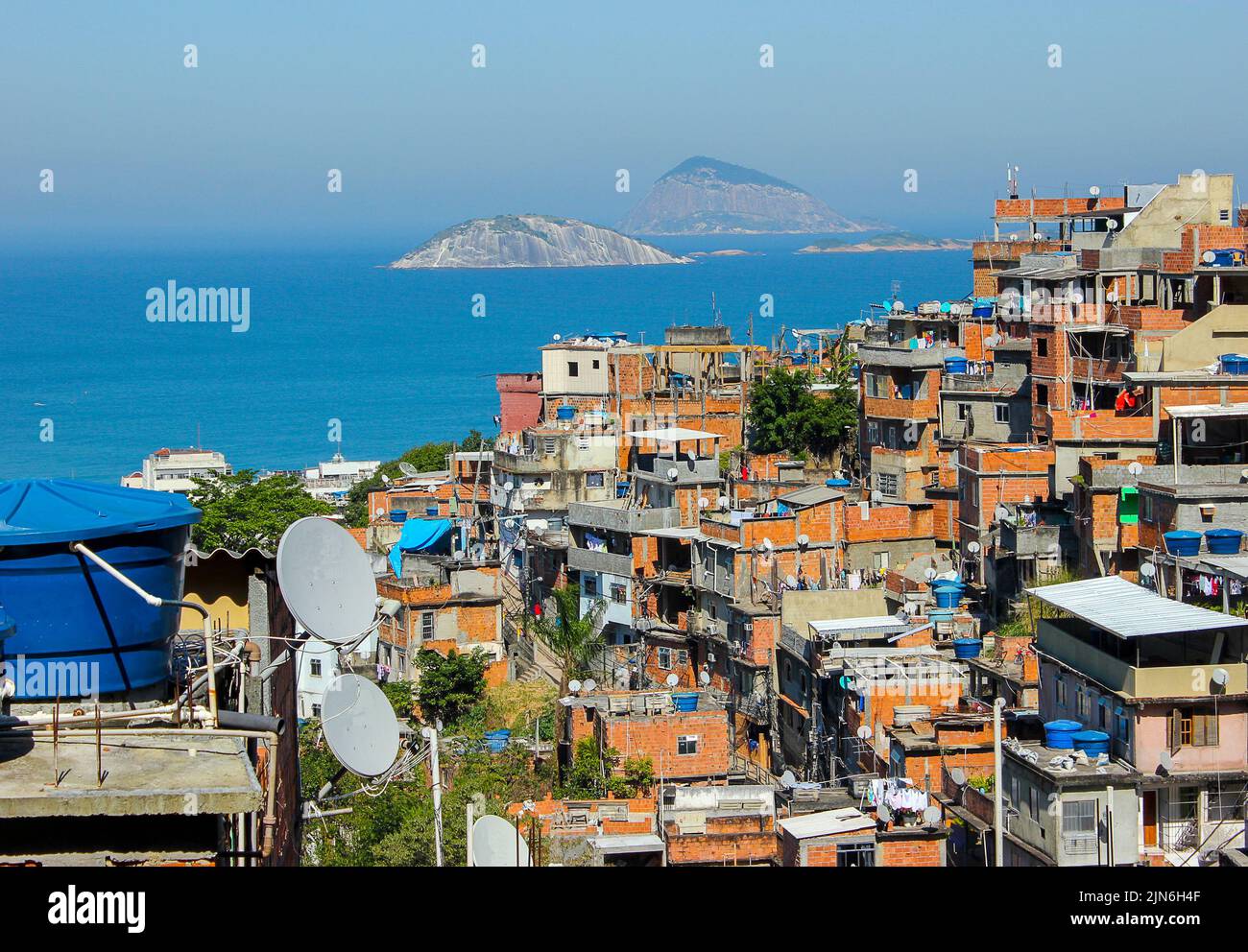 landscape of the Cantagalo favela Stock Photo - Alamy