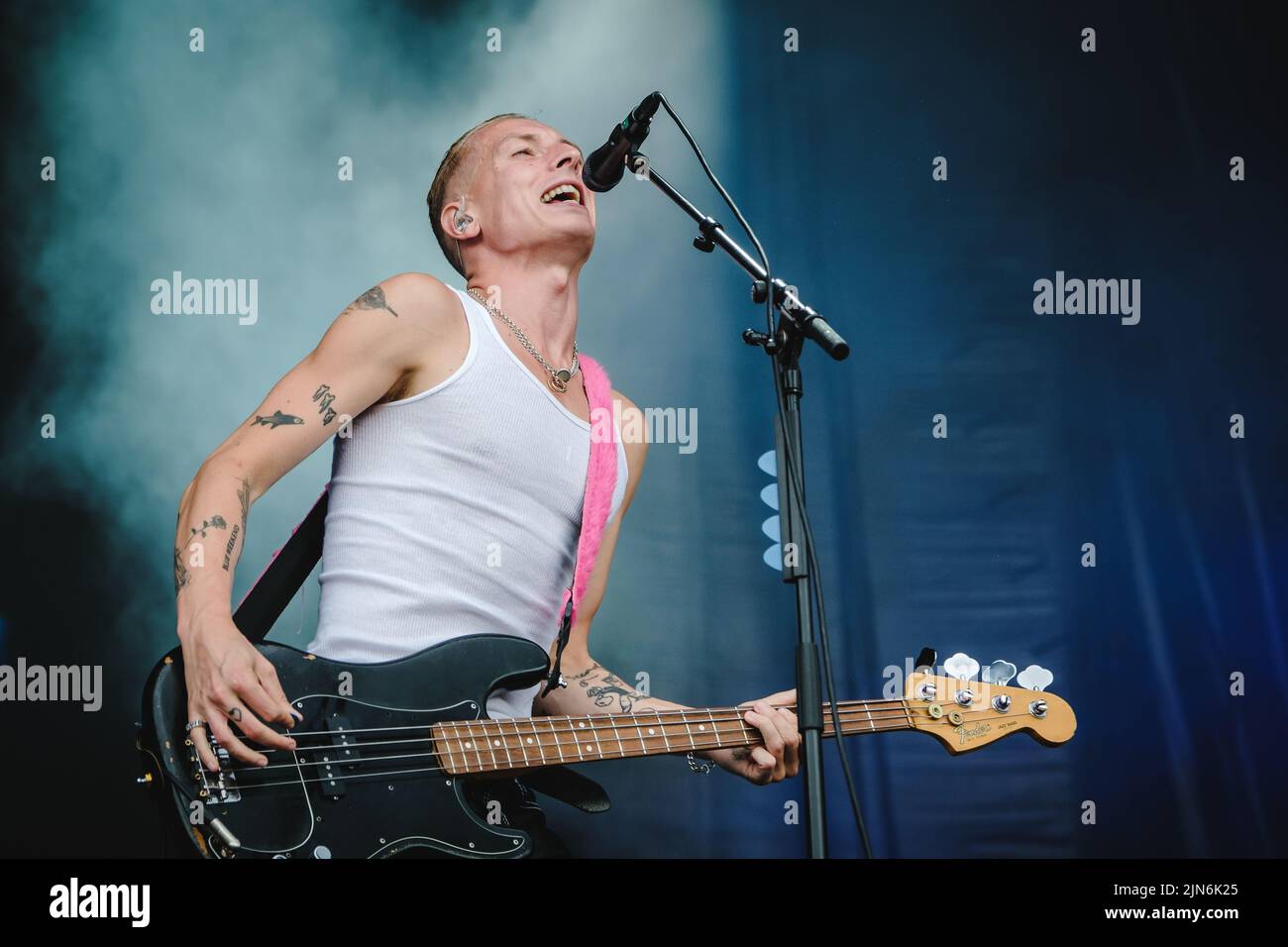 Wolf alice bass player hi-res stock photography and images - Alamy