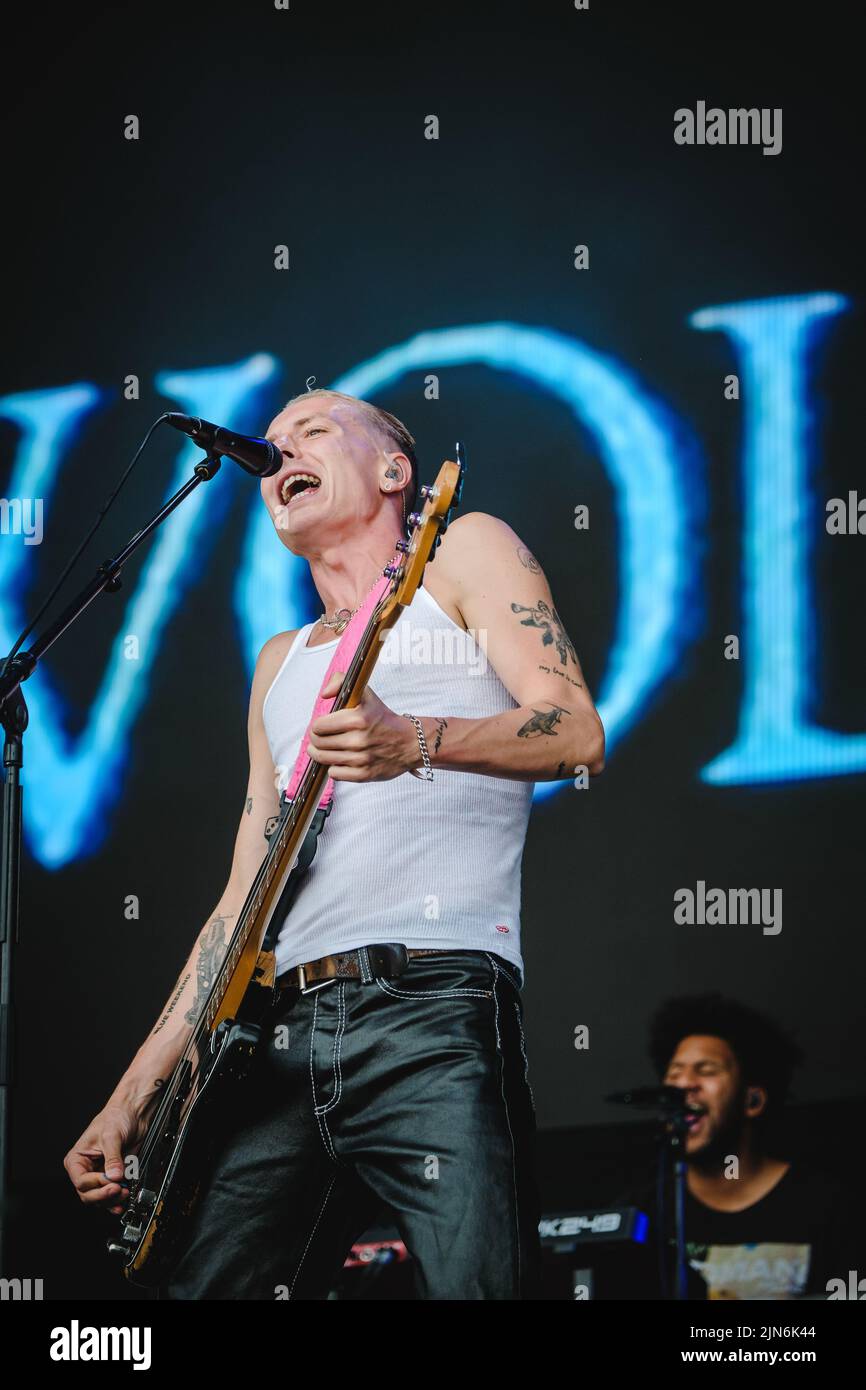 Wolf alice bass player hi-res stock photography and images - Alamy